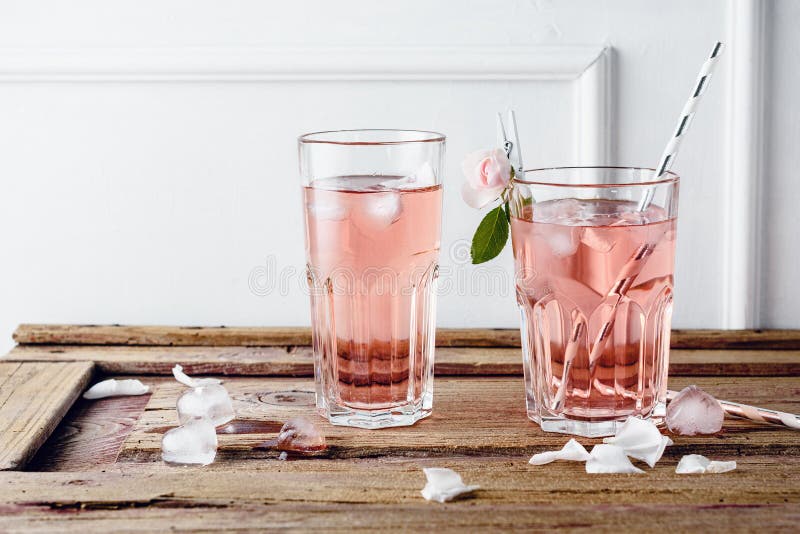 Cocktail De Sirop De Rose, Limonade Photo stock - Image du liquide ...