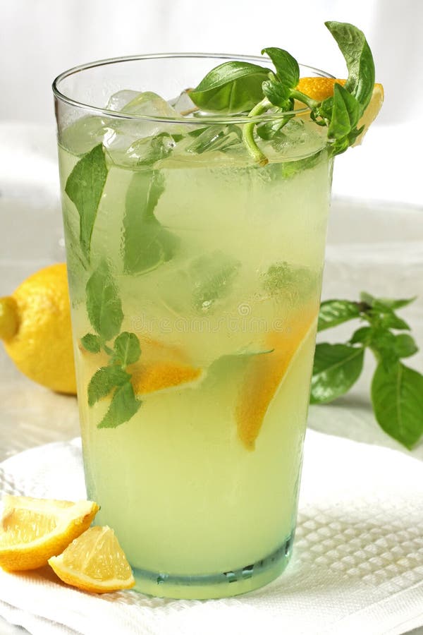 Cocktail Del Basilico Del Limone Immagine Stock - Immagine di ...