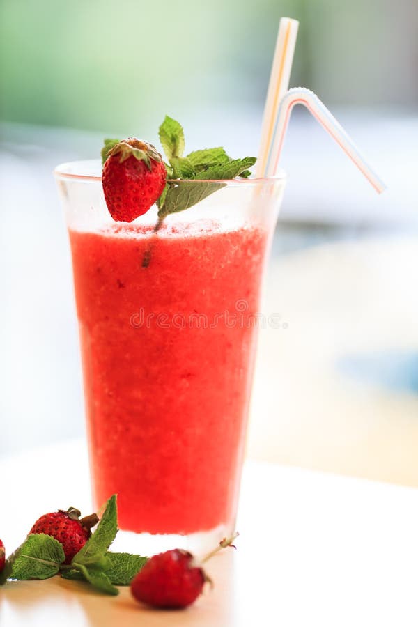 Cocktail della fragola fotografia stock. Immagine di foglio - 48903744