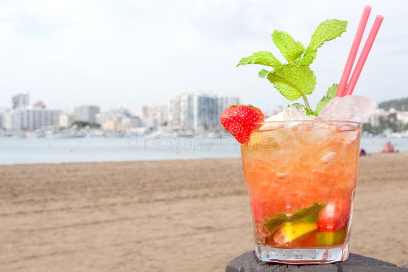 Cocktail Di Caipirinha Sulla Spiaggia Immagine Stock - Immagine di ...