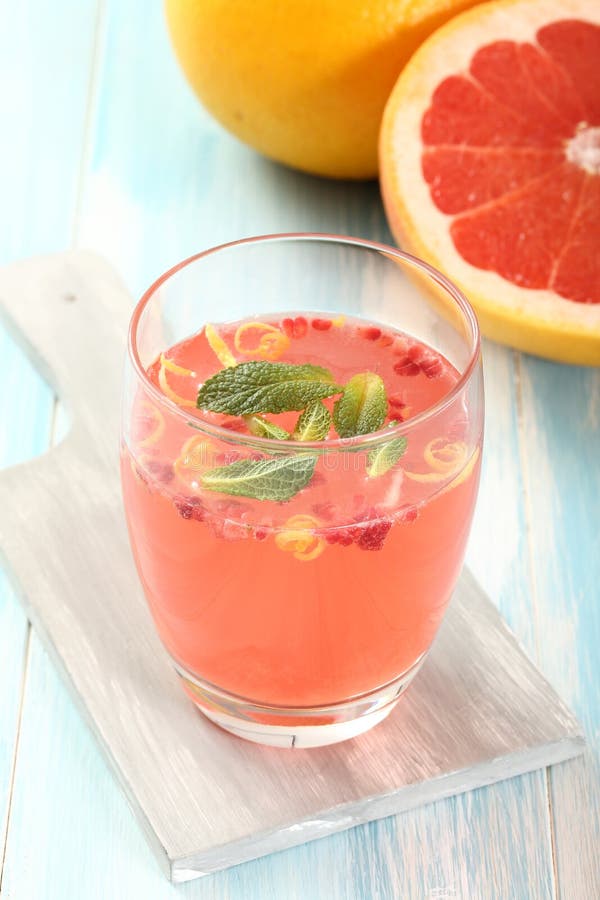 Cocktail Di Frutta Del Pompelmo Immagine Stock - Immagine di fuoco ...