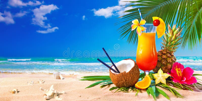 Cocktail Esotici Serviti Sulla Spiaggia Immagine Stock - Immagine di ...