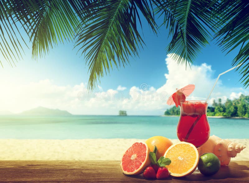 Cocktail Et Fruit De Fraise Sur La Plage Image stock - Image du herbe ...