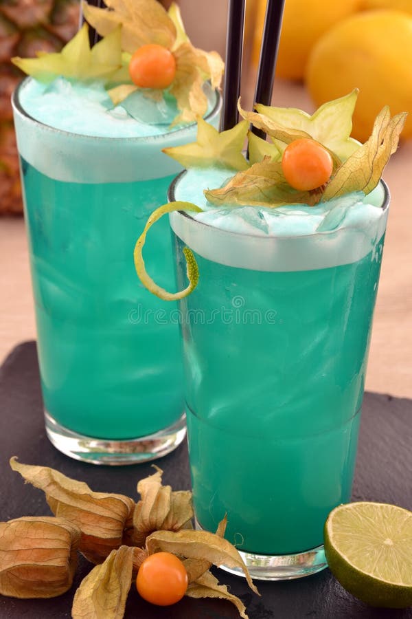 Cocktail Exotique Dans La Tasse De Noix De Coco Sur La Plage Tropicale ...