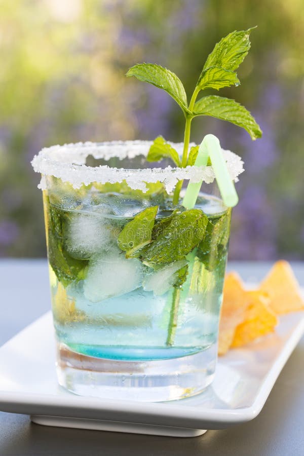 Cocktail Fresco Di Mojitos Con I Nacho Fotografia Stock - Immagine di ...