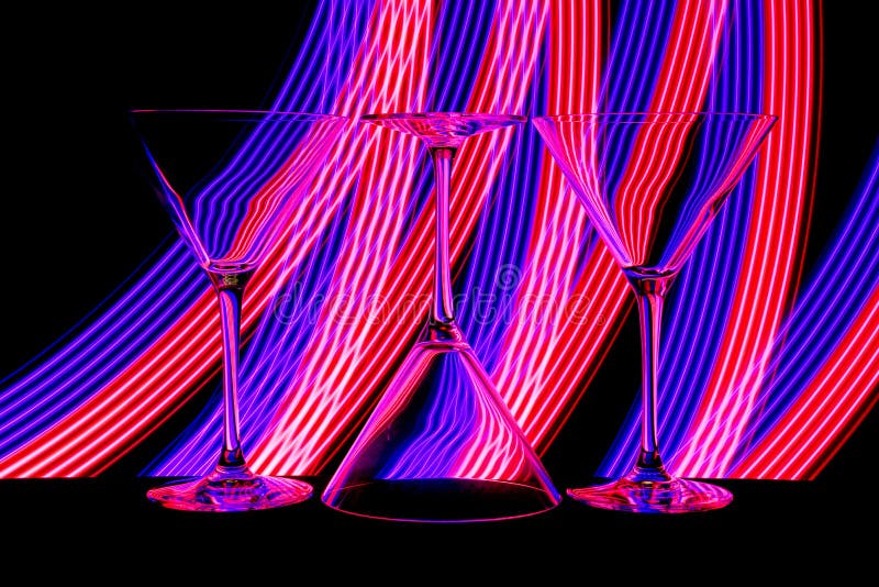 Cocktail/martini-glazen Met Erachter Neonlicht Stock Foto - Image of ... Cocktail/martini-glazen Met Erachter Neonlicht Stock Foto - Image of ...