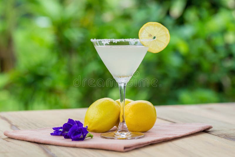 Cocktail Mit Einer Scheibe Der Zitrone Stockfoto - Bild von tropfen ...