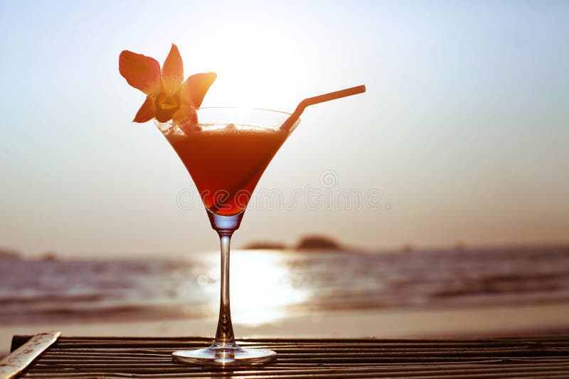 Cocktail op het strand stock afbeelding. Image of kust - 61376043