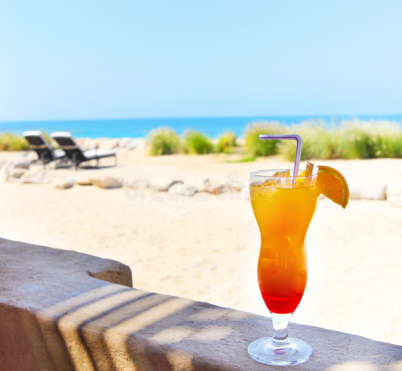 Cocktail Orange Sur La Plage Image stock - Image du sain, alcool: 39635679