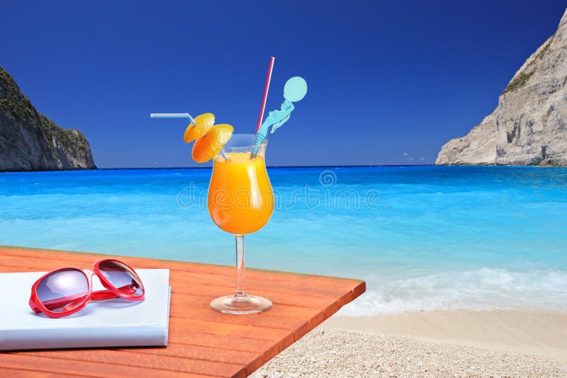 Cocktail de plage image stock. Image du sable, lilly, glace - 8737291