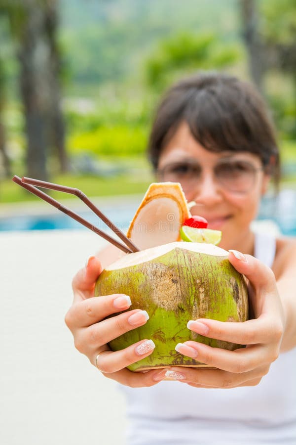 Cocktail Potable De Noix De Coco Femme En Gros Plan De Portrait De