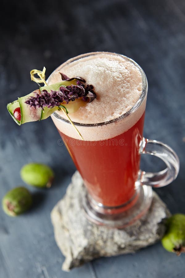 Cocktail Rosso Con Vino Bianco, Il Miele Dell'ape E Lo Sciroppo Dolce ...