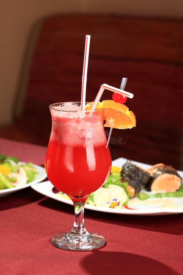 Cocktail rouge photo stock. Image du lifestyle, cocktail - 10177408