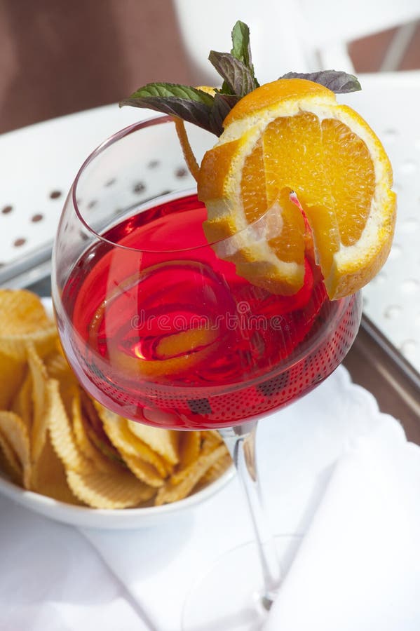 Cocktail rouge image stock. Image du orange, monnayage - 25115207