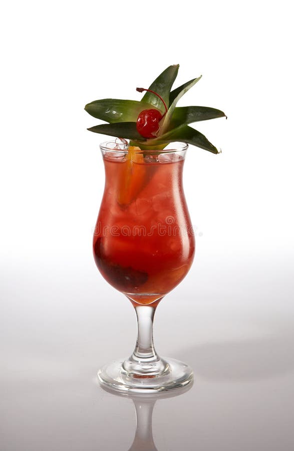 Cocktail rouge image stock. Image du toujours, liqueur - 8040859
