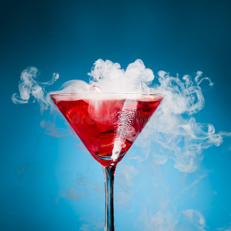 Cocktail Rouge Avec De La Vapeur De Glace Photo stock - Image du ...