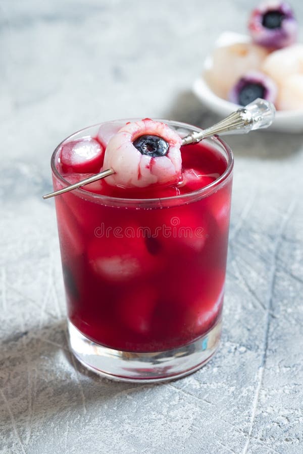 Cocktail Rouge De Halloween Avec L'oeil Photo stock - Image du froid ...