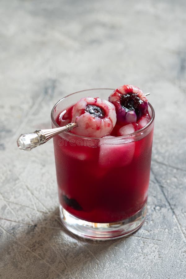 Cocktail Rouge De Halloween Avec L'oeil Photo stock - Image du froid ...