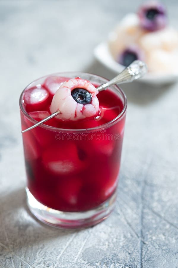 Cocktail Rouge De Halloween Avec L'oeil Photo stock - Image du froid ...