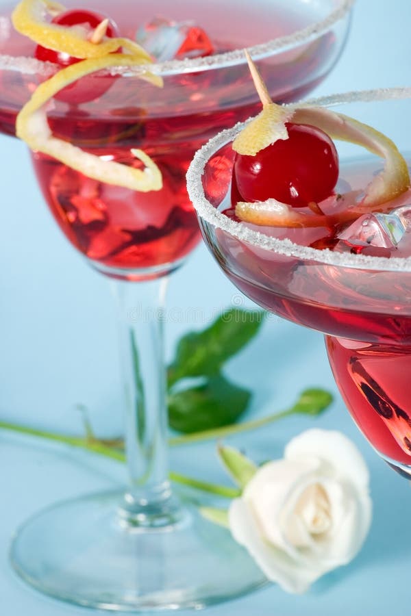 Cocktail rouge de nuage image stock. Image du martini - 1580121