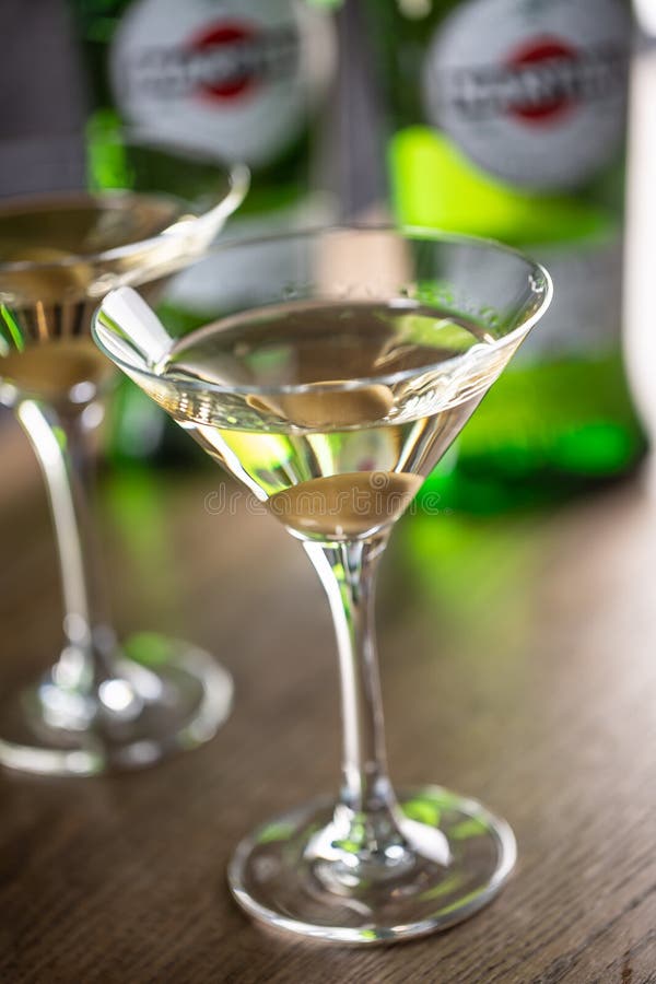 Cocktail Seco De Martini Curto Com Boca Seca E Gin E Um Goraz De ...