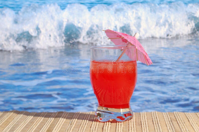 Cocktail am Strand stockbild. Bild von türkis, tageslicht - 8737291