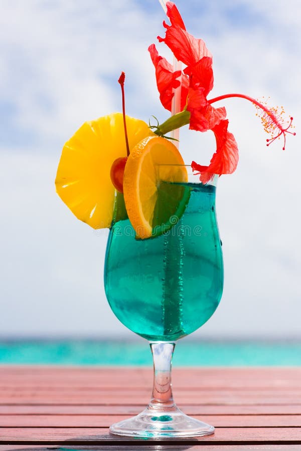 Cocktail su una spiaggia immagine stock. Immagine di pompelmo - 17561575