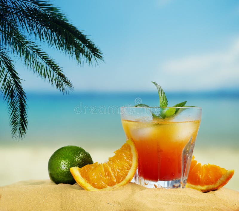 Cocktail sulla spiaggia immagine stock. Immagine di agrume - 118485245