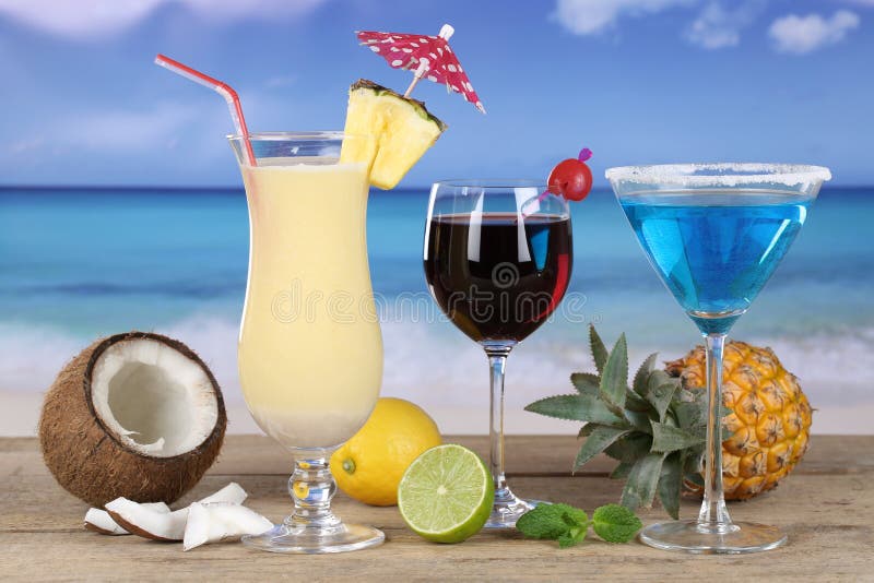 Cocktail Alcolici Con Frutta Sulla Spiaggia Fotografia Stock - Immagine ...