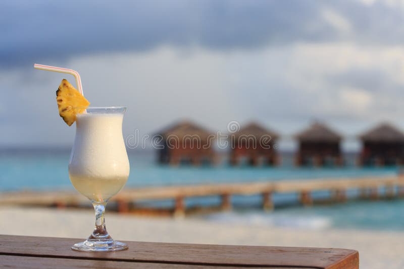 Cocktail Sulla Spiaggia Tropicale Fotografia Stock - Immagine di ...