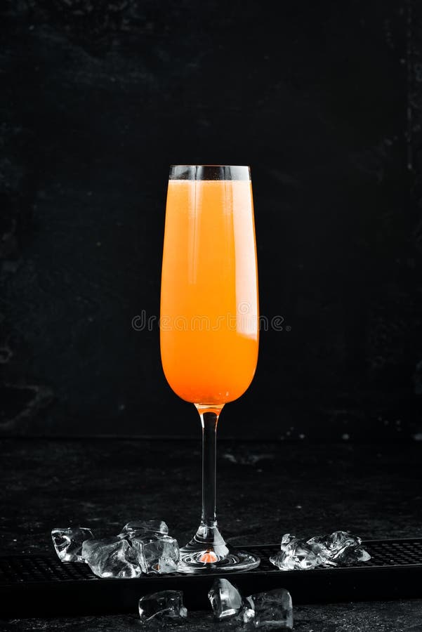Cocktail. Sumo De Laranja E Lente Num Copo De Champanhe. Foto de Stock ...