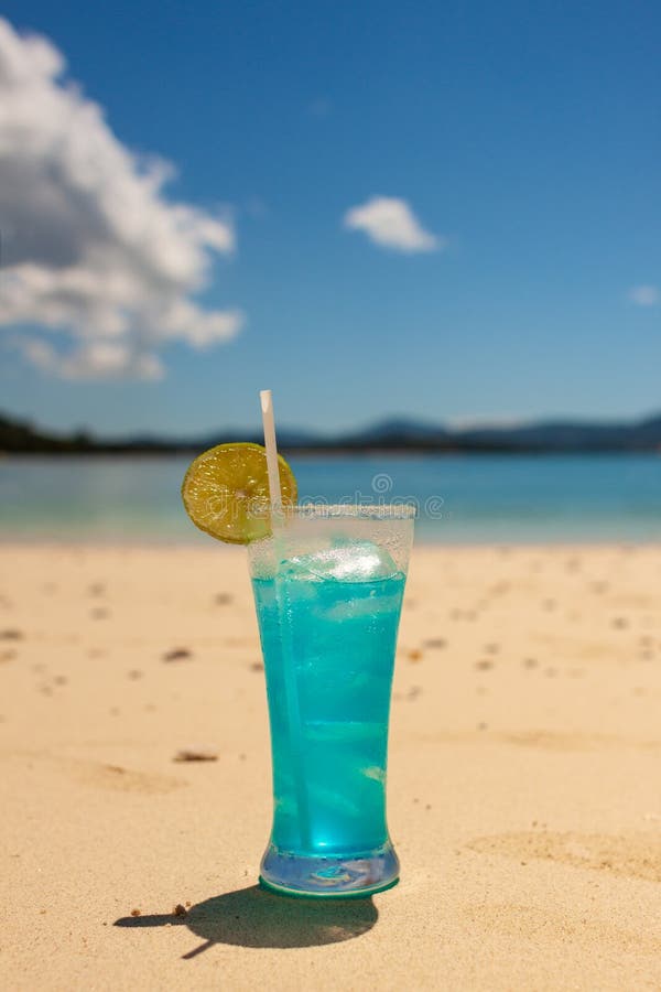 Cocktail contre la mer image stock. Image du alcoolique - 59175947
