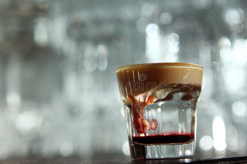 Cocktail Transparente Com Cobertura Cremosa Em Uma Barra Imagem de ...