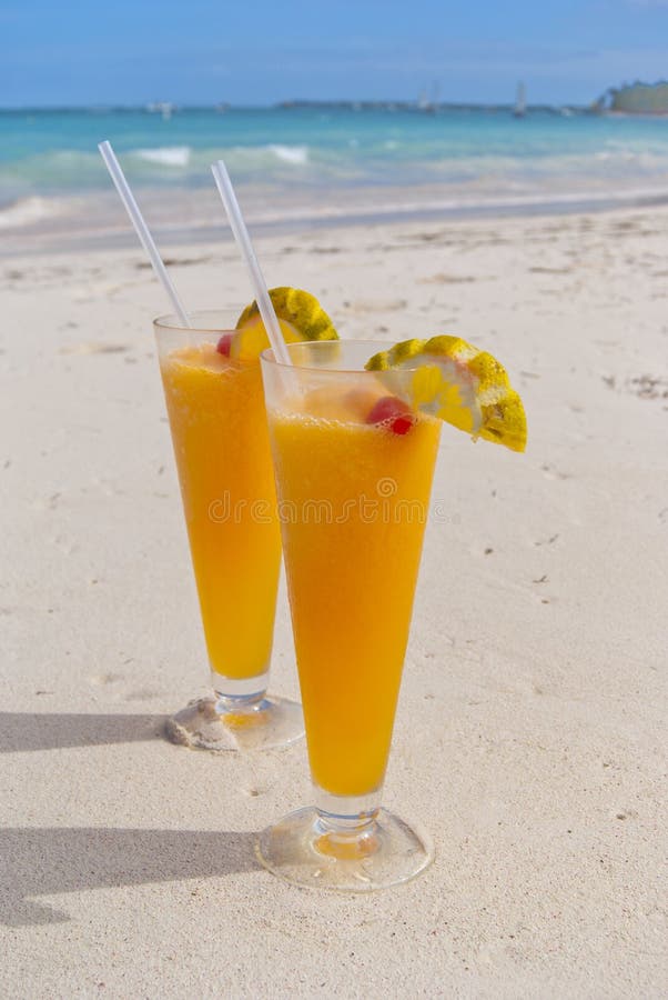 Cocktail Tropicali Sulla Spiaggia Fotografia Stock - Immagine di festa ...