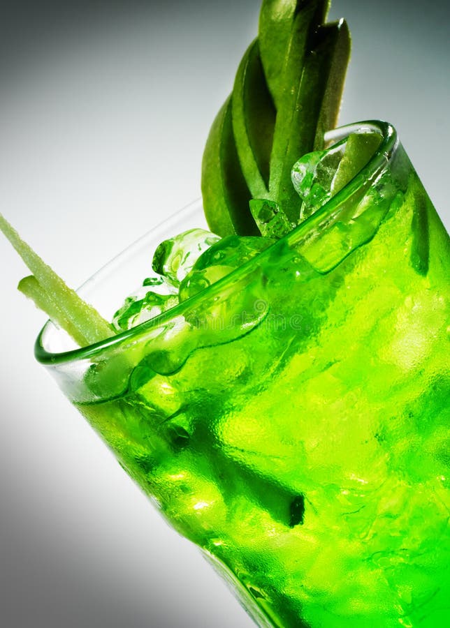 Cocktail alcolico verde fotografia stock. Immagine di partito - 9268444