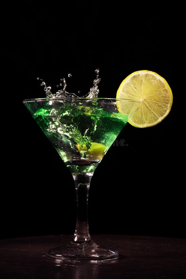Cocktail Verde Com Respingo No Fundo Preto Imagem de Stock - Imagem de ...