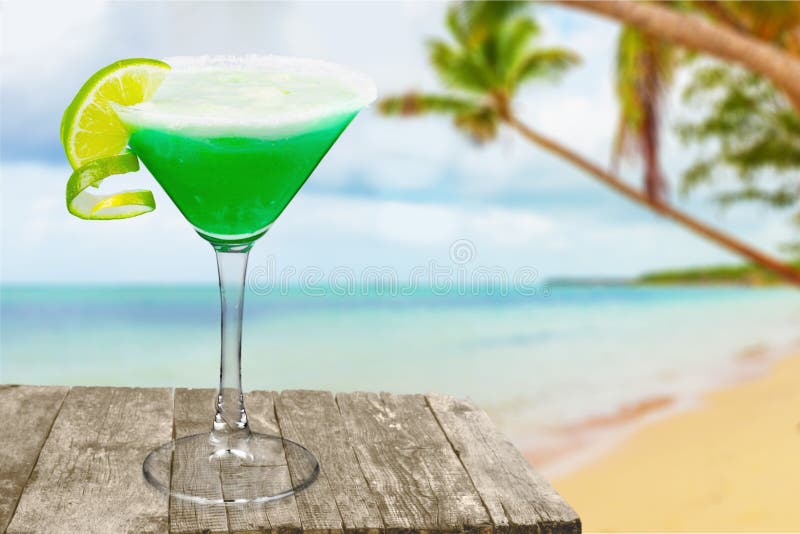 Cocktail Verde De Martini No Vidro No Borrado Foto de Stock - Imagem de ...