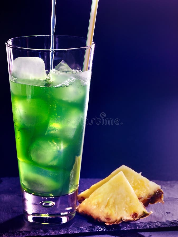 Cocktail Verde Do Abacaxi No Fundo Escuro 4 Foto de Stock - Imagem de ...