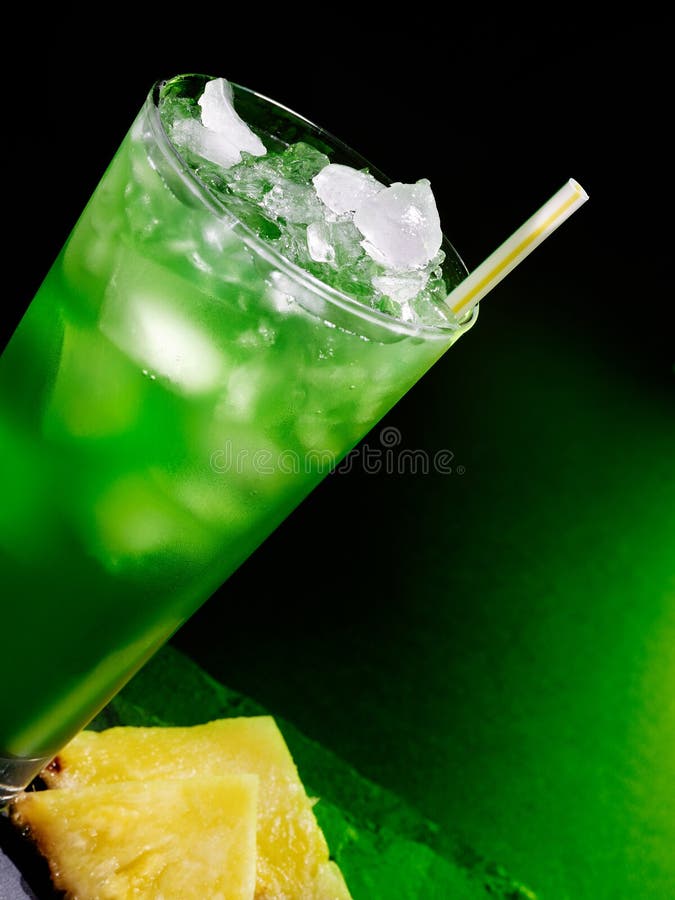 Cocktail Verde Su Fondo Scuro Immagine Stock - Immagine di alimento ...
