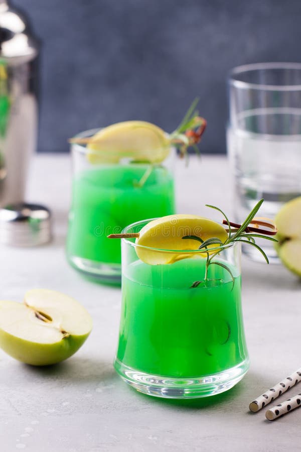 Cocktail Vert D'alcool Avec La Pomme Et Le Romarin Image stock - Image ...