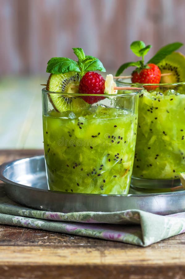 Cocktail Vert De Vodka, De Kiwi Et De Chaux Photo stock - Image du ...