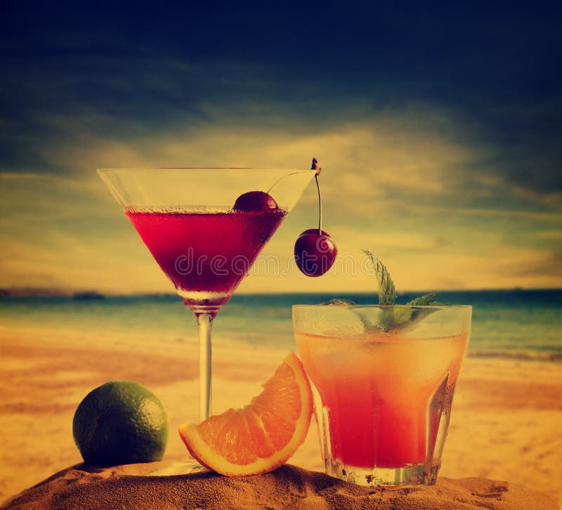 Cocktails auf dem Strand stockbild. Bild von aufenthaltsraum - 42215081