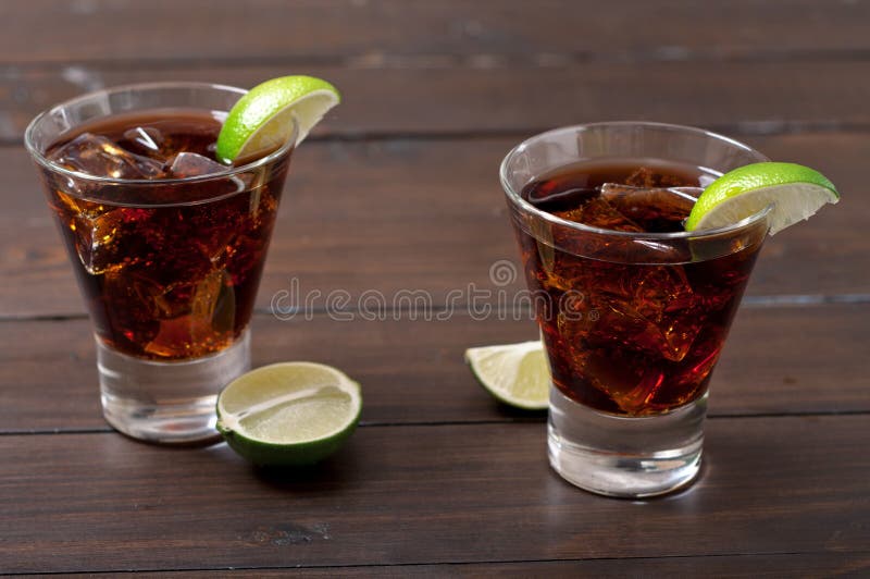 Cocktails Rum Und Kolabaumkuba-libre Mit Kalk Und Eis Stockbild - Bild ...