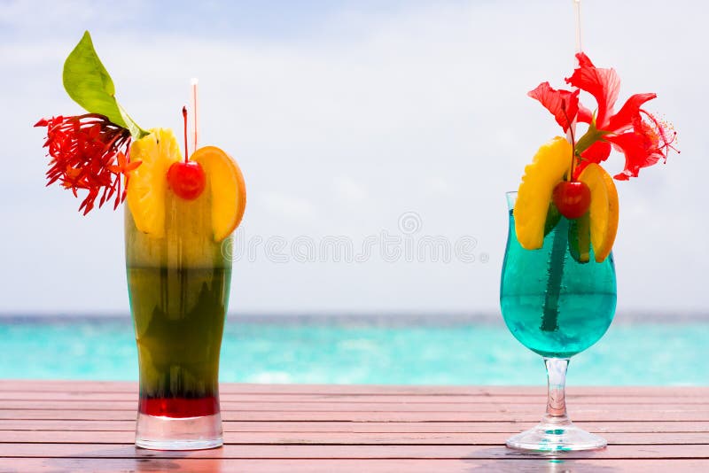 Cocktails am Strand stockfoto. Bild von himmel, frucht - 17879892