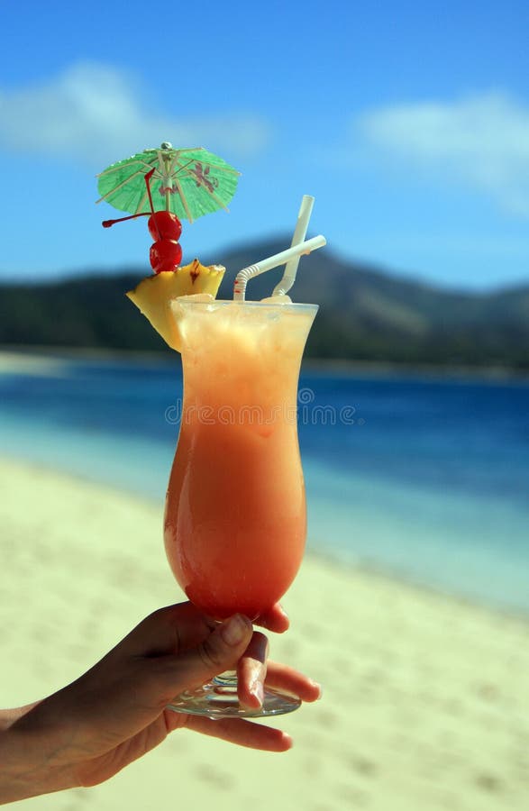 Cocktails Sur La Plage Dans Les Tropiques Photo stock - Image du ananas ...