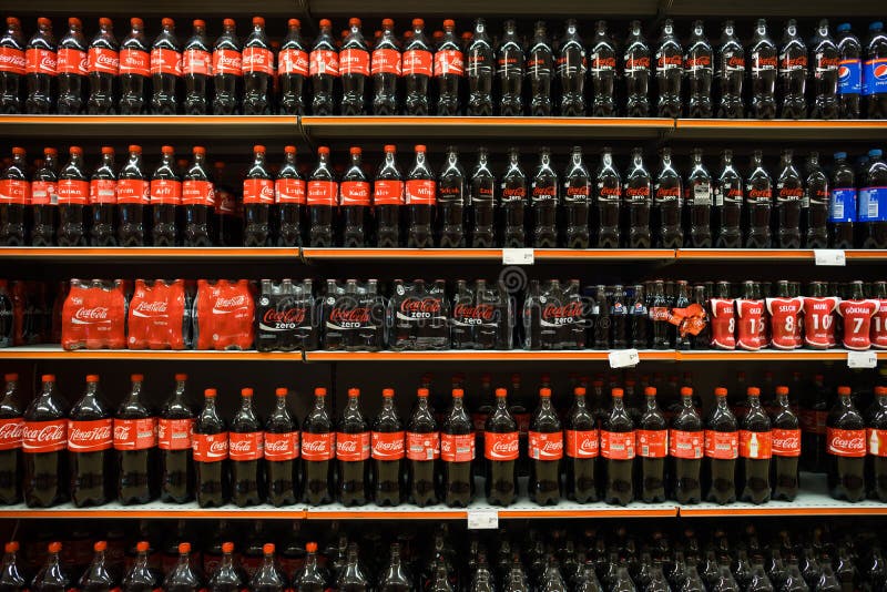 Coco-cola fotografia editoriale. Immagine di dieta, economico - 47656327