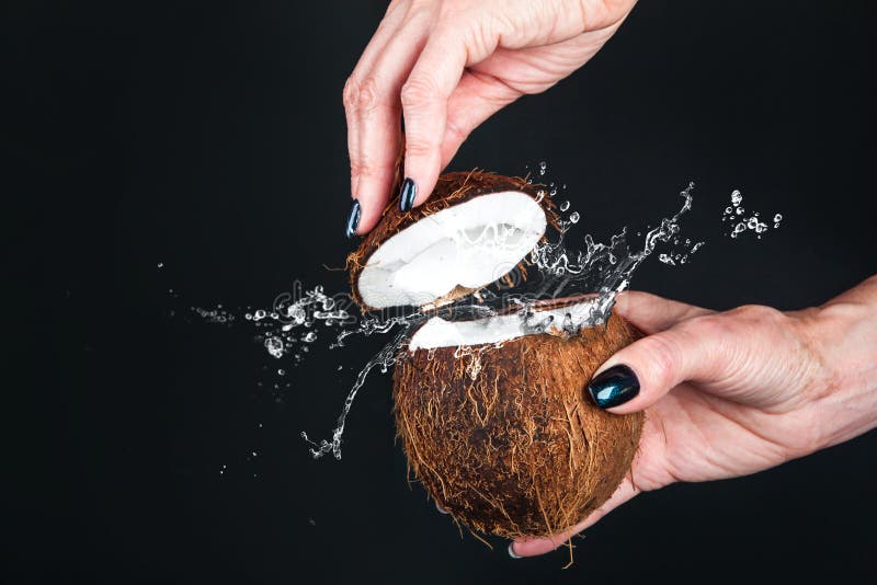 Coco con cubos de hielo foto de archivo. Imagen de gotas - 158863250