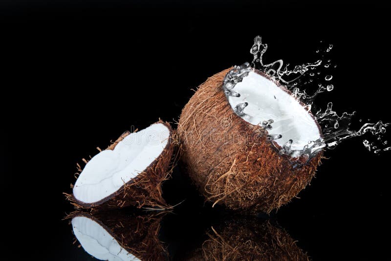 Coco con cubos de hielo imagen de archivo. Imagen de coco - 158863327