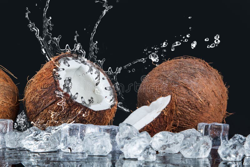 Coco con cubos de hielo imagen de archivo. Imagen de isla - 158863413
