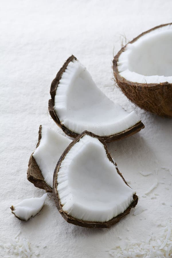 Coco Cru Aberto Rachado Com Flocos Do Coco Dispersou Em Torno Dele ...